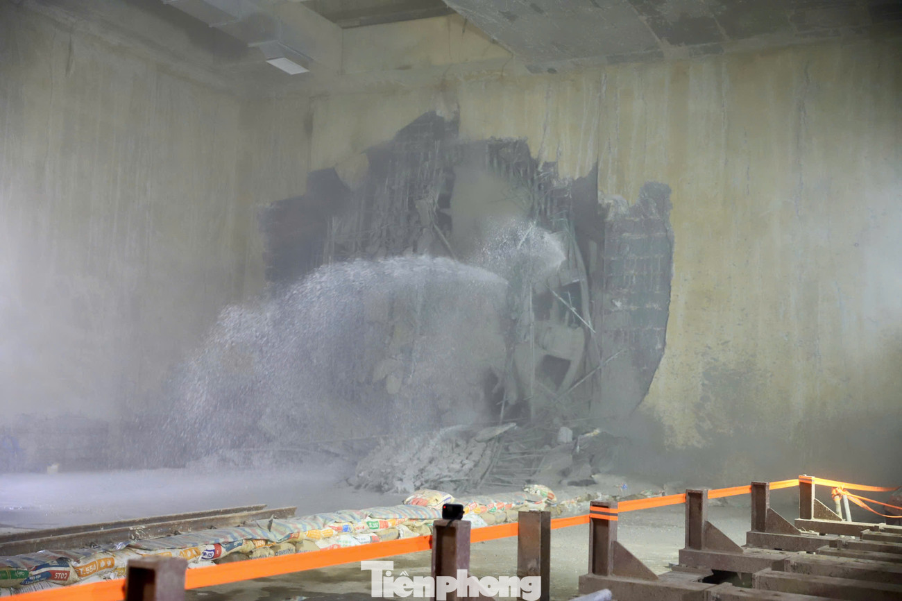 Khoảnh khắc robot TBM 'Thần tốc' xuyên lòng đất tiến vào ga S10-Cát ...