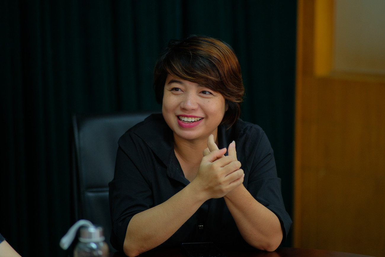 Các thành viên CNN Zoom THPT chuyên Ngoại ngữ khám phá tòa soạn báo ...