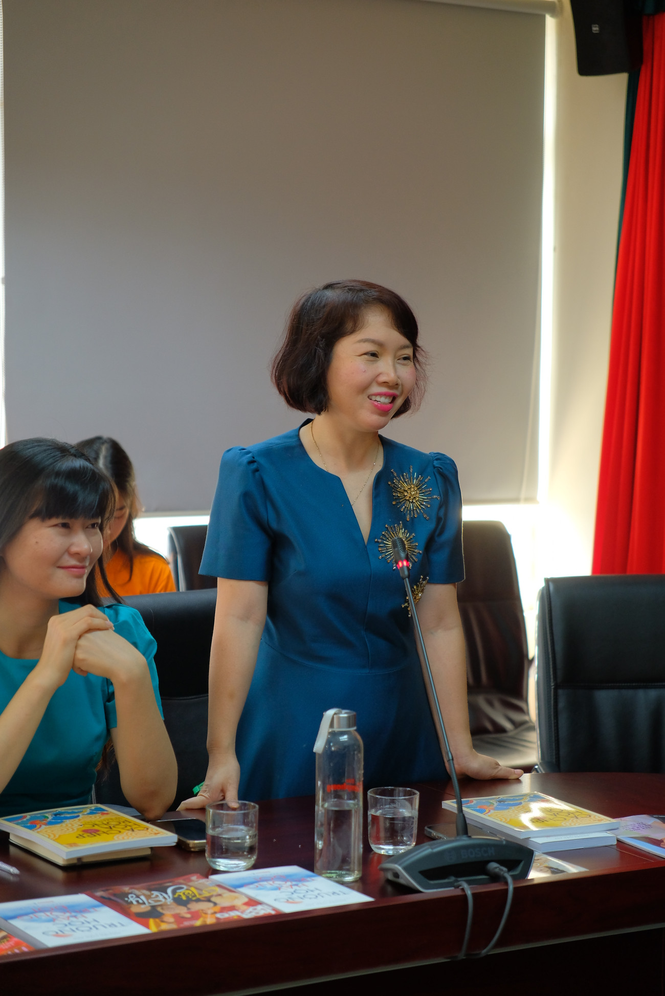 Các thành viên CNN Zoom THPT chuyên Ngoại ngữ khám phá tòa soạn báo ...