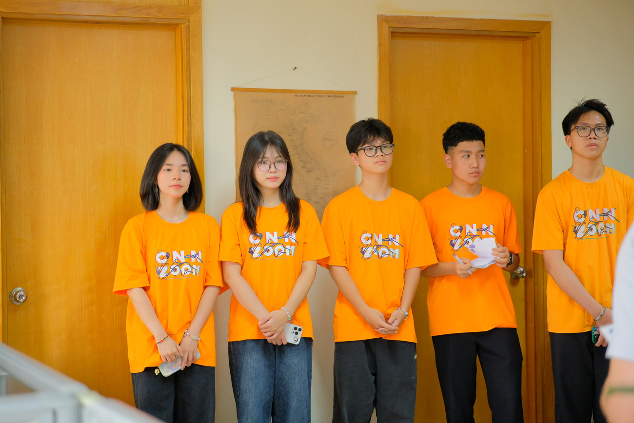 Các thành viên CNN Zoom THPT chuyên Ngoại ngữ khám phá tòa soạn báo ...