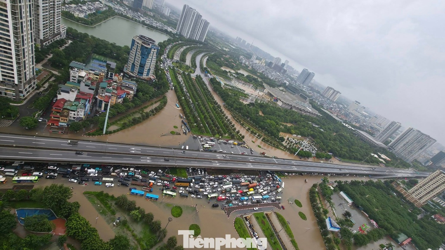 Hà Nội mưa dữ dội, nhiều tuyến phố ngập sâu, nút giao thông hóa 'ốc đảo ...