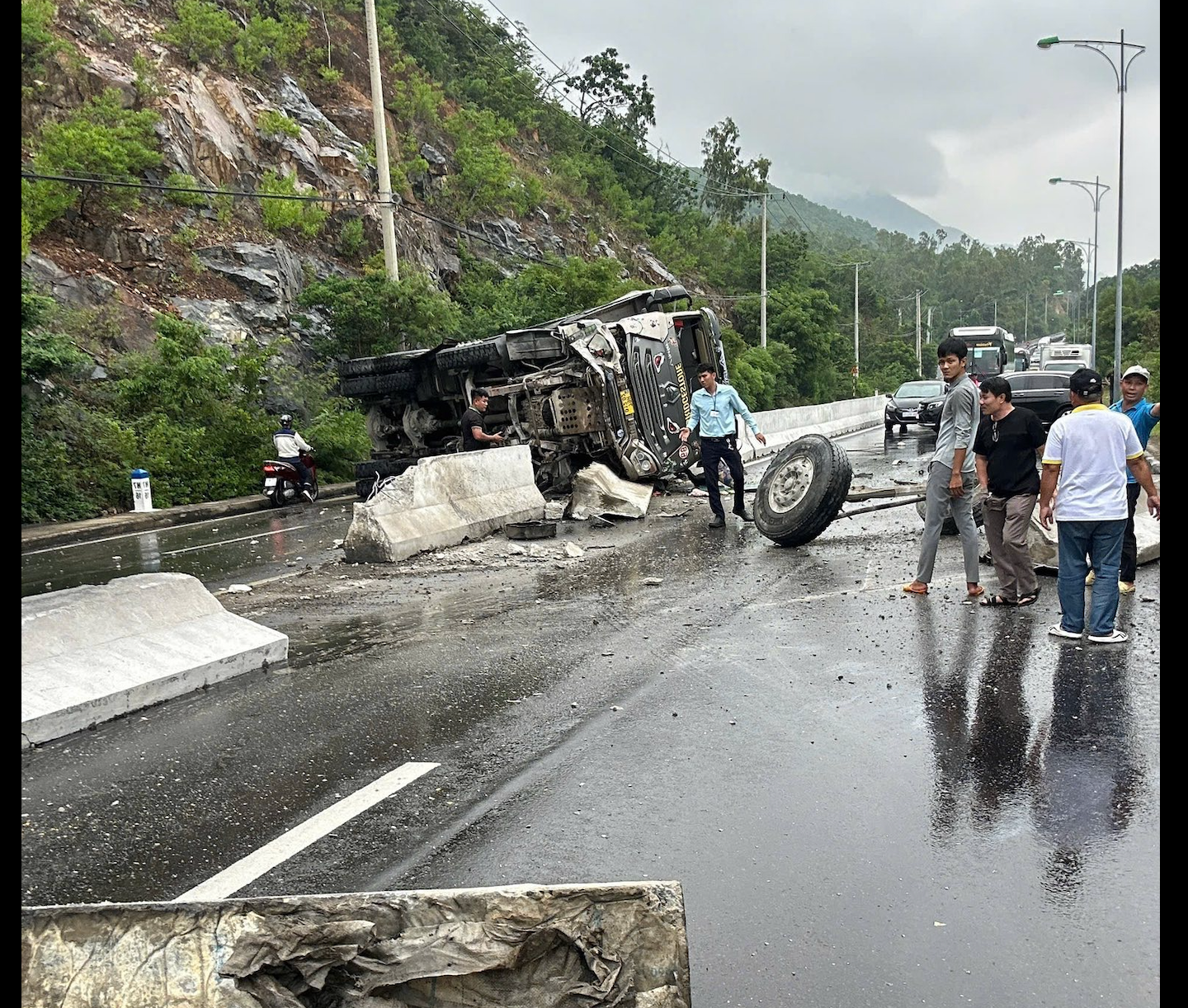 Xe tải lật chắn ngang đèo Cù Hin nối Nha Trang với sân bay Cam Ranh ...