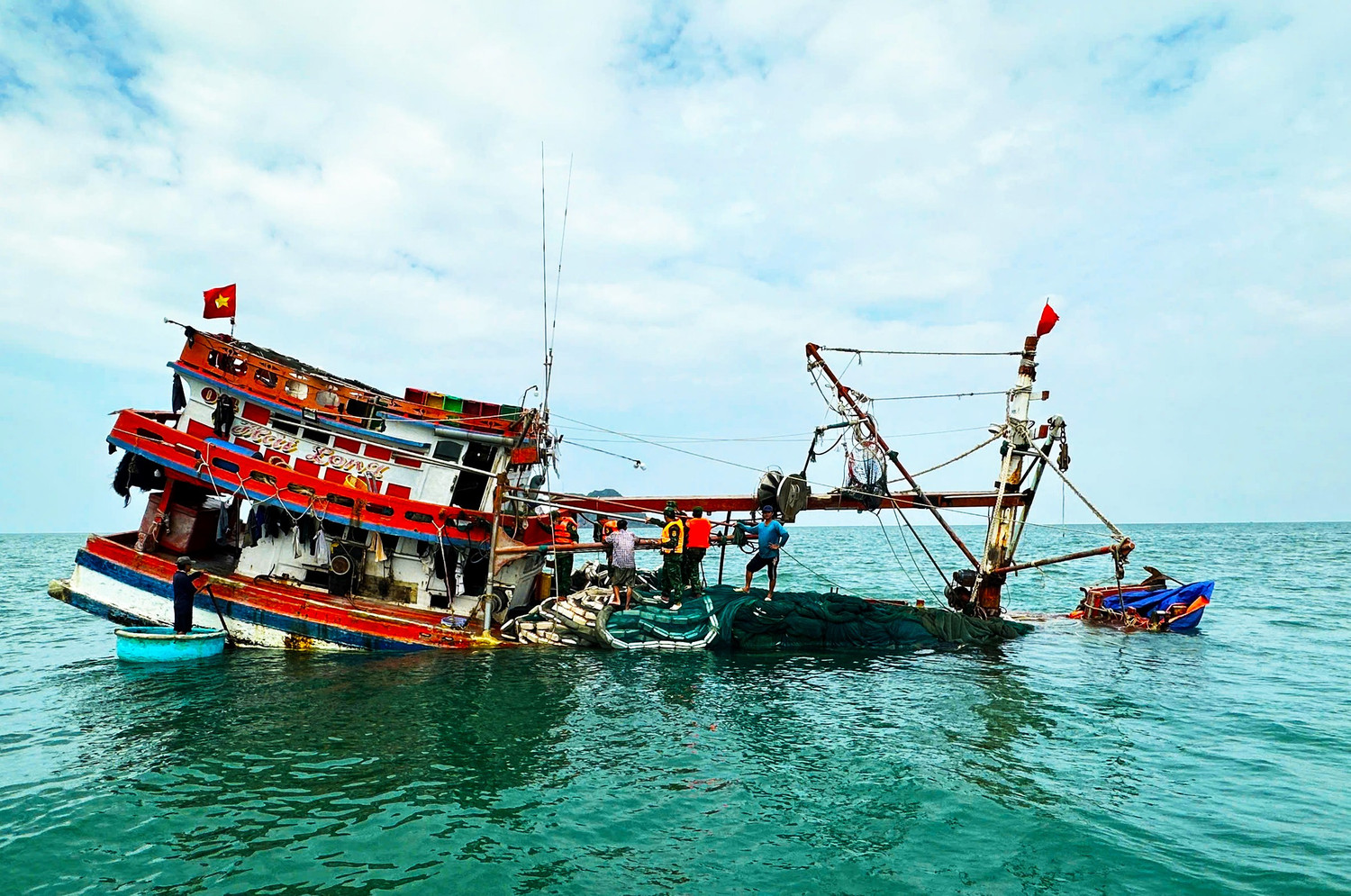 Cứu 13 ngư dân bị chìm tàu trên biển Cà Mau | Báo điện tử Tiền Phong