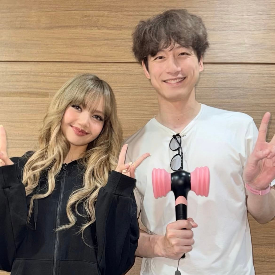 Danh tính "bạn trai" trong MV mới của Lisa: Nam thần Nhật Bản có nụ ...