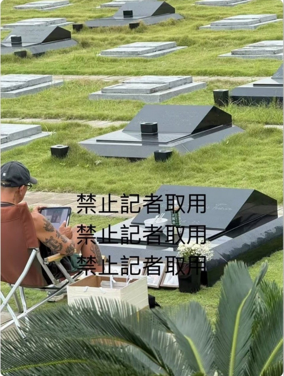 Hình ảnh chồng Từ Hy Viên viếng mộ vợ mỗi ngày | Báo điện tử Tiền Phong