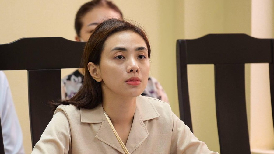 Showibz 7/5: Nữ ca sĩ Miko Lan Trinh và ông bầu Hoàng Vũ ra tòa sau 7 ...