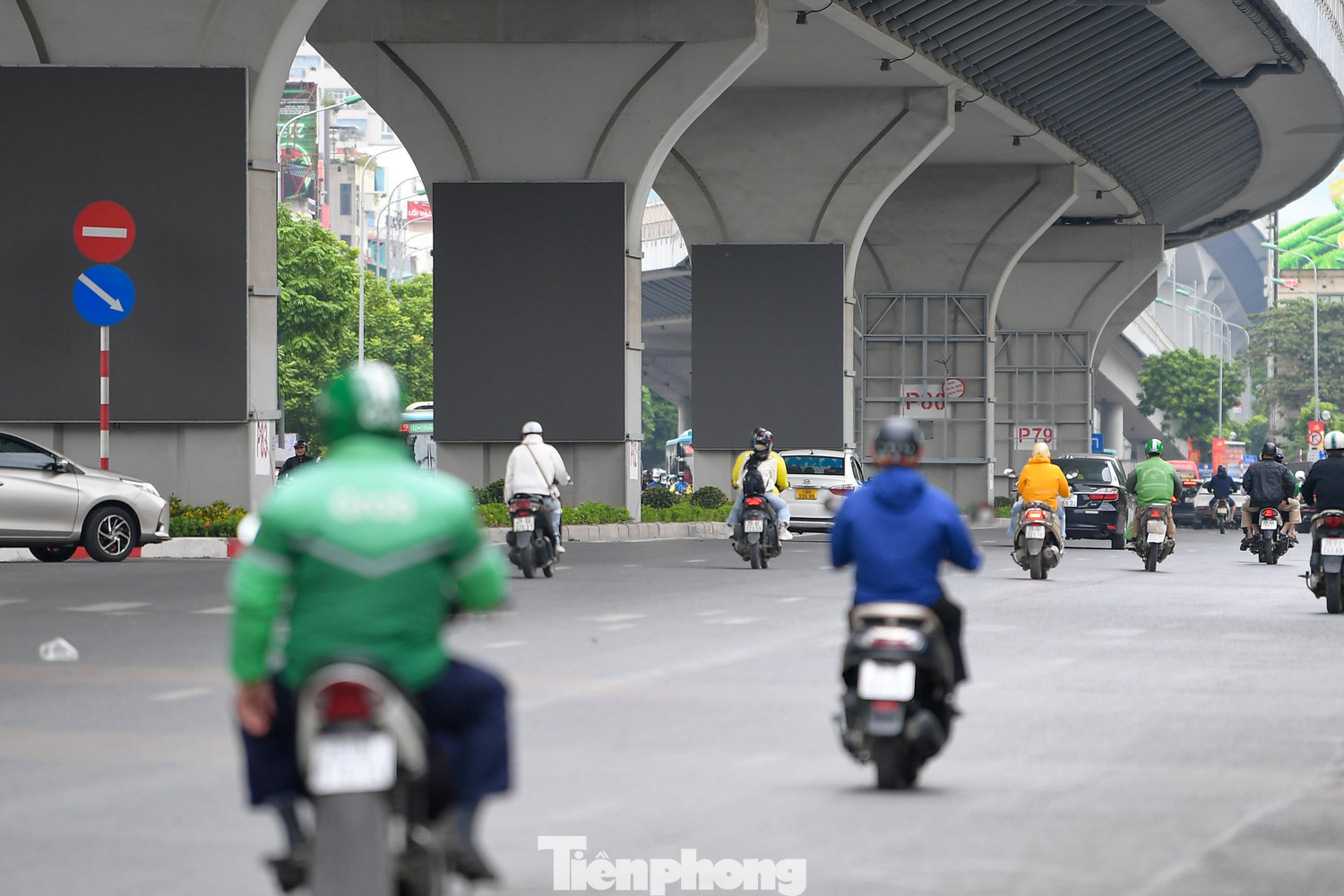 Cận cảnh hàng trăm màn hình LED trên đường Vành đai 2 Hà Nội | Báo điện ...