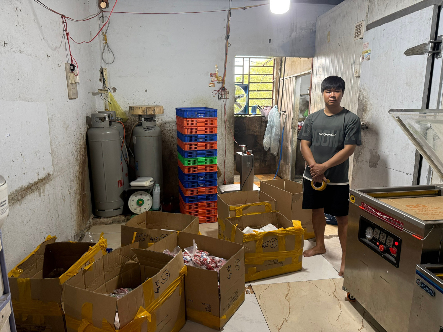 Giật mình với quy trình 'phù phép' thịt heo thành thịt nhím, đà điểu và ...