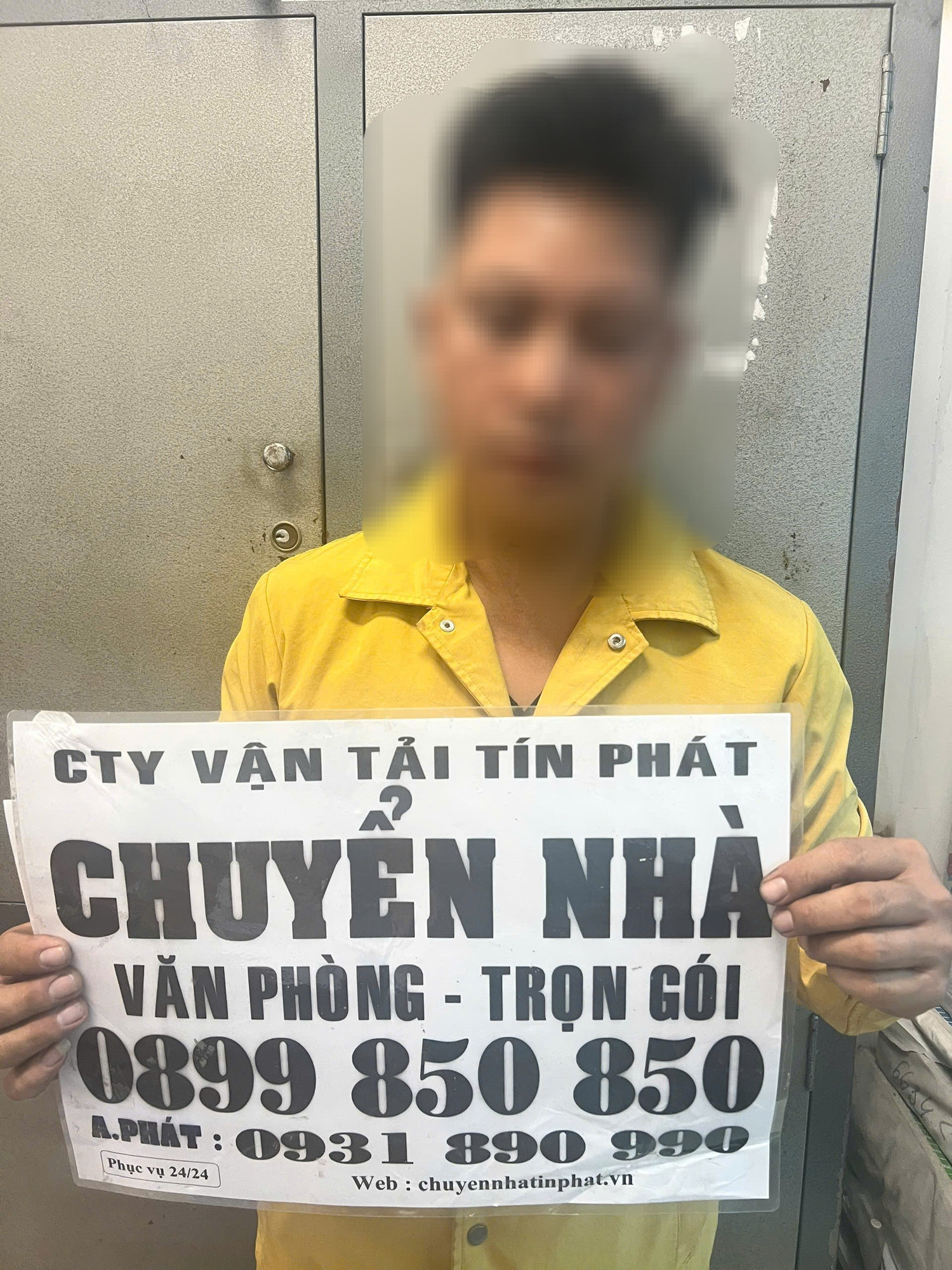 Công an TPHCM buộc các đối tượng dán tờ rơi quảng cáo 'rác' phải tự tay ...