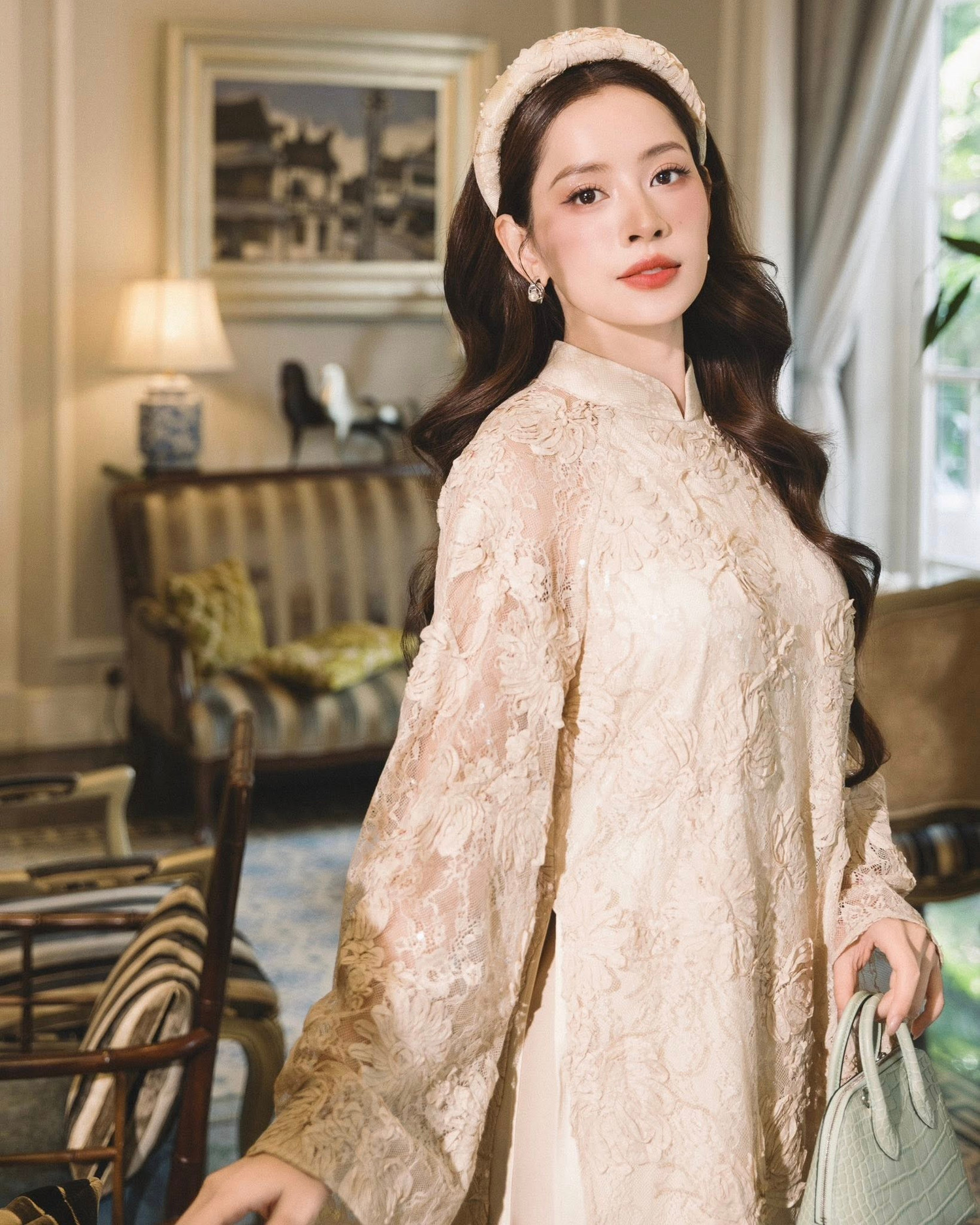 Chi Pu giữ đúng lời hứa “mỗi mùng một bộ”, xứng danh "nữ thần áo dài ...