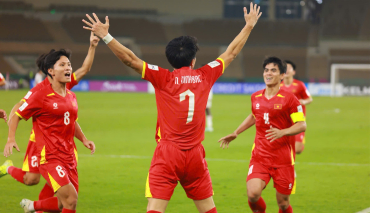 Nén đau chấn thương, Đình Bắc ra sân chỉ đá... một chân | Báo điện tử ...