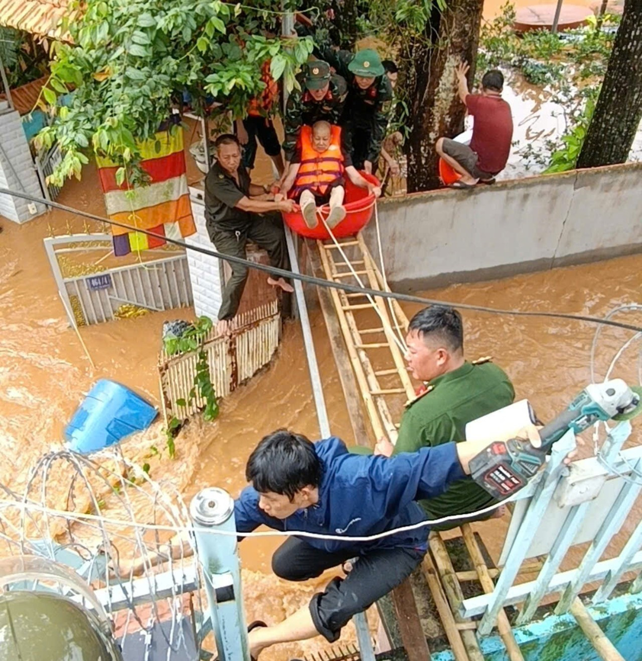 Nhiều khu dân cư ở Đồng Nai ngập cả mét, cụ bà được cứu kịp thời giữa ...