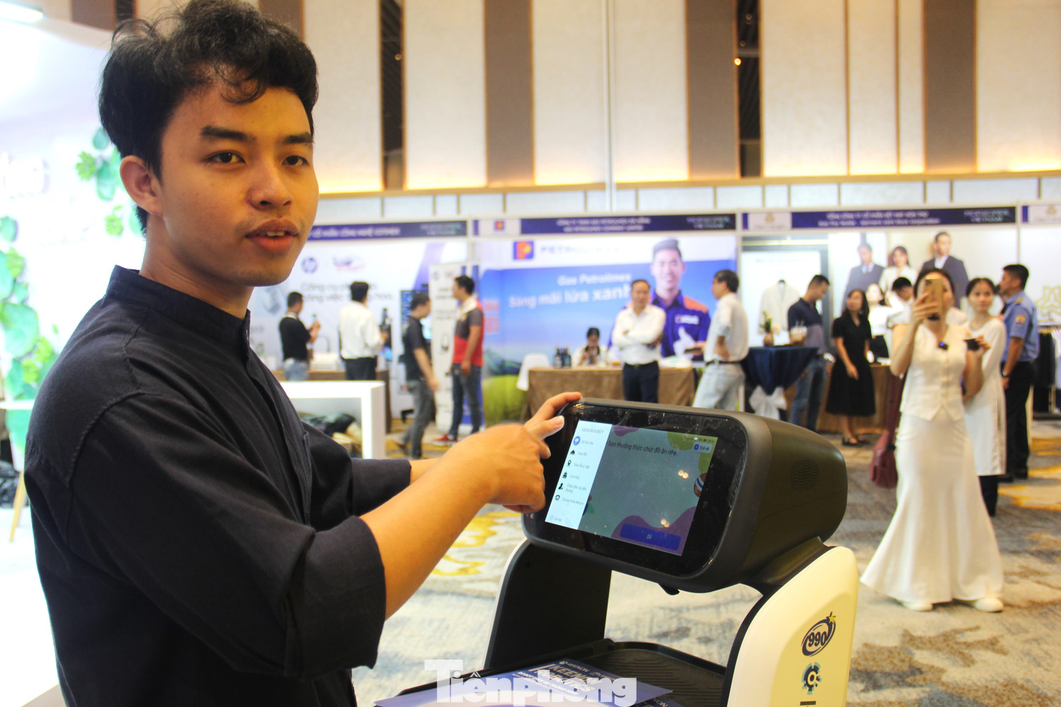 Mục sở thị dàn robot làm bồi bàn, lễ tân khách sạn tại Đà Nẵng | Báo ...