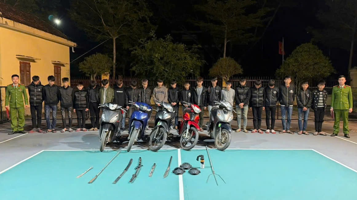 Khởi tố 9 quái xế mang hung khí, che kín mặt rượt đuổi nhau giữa phố ...