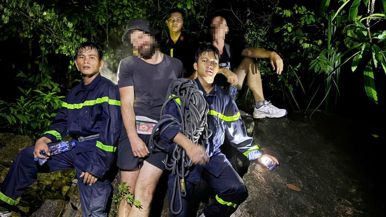 Giải cứu 2 du khách Nga mắc kẹt trên núi Cô Tiên trong đêm | Báo điện tử Tiền Phong