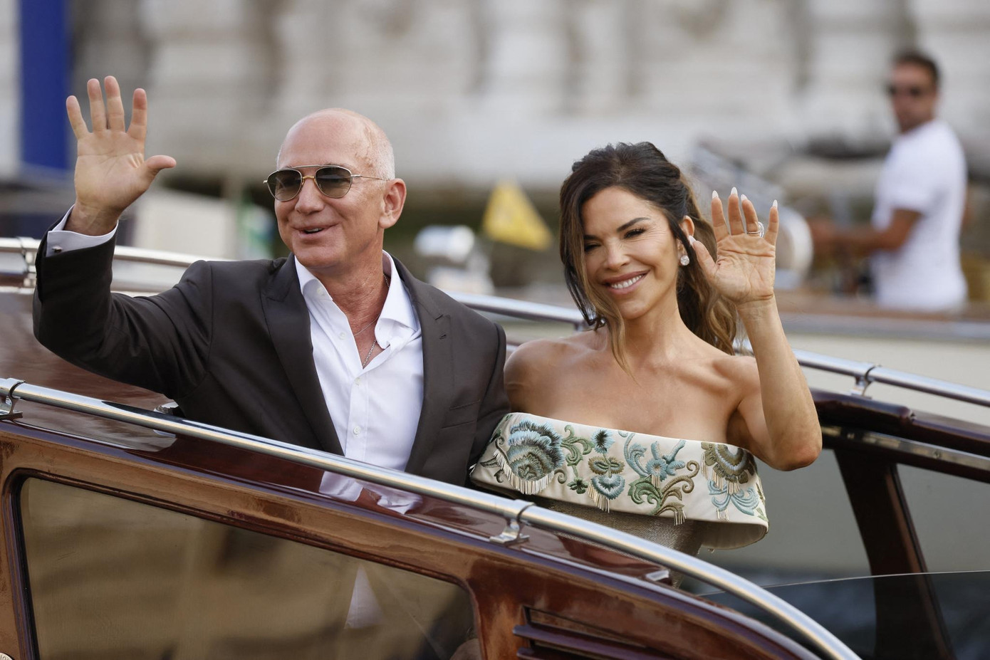 Tỷ phú Jeff Bezos hôn vợ trong lễ cưới | Báo điện tử Tiền Phong