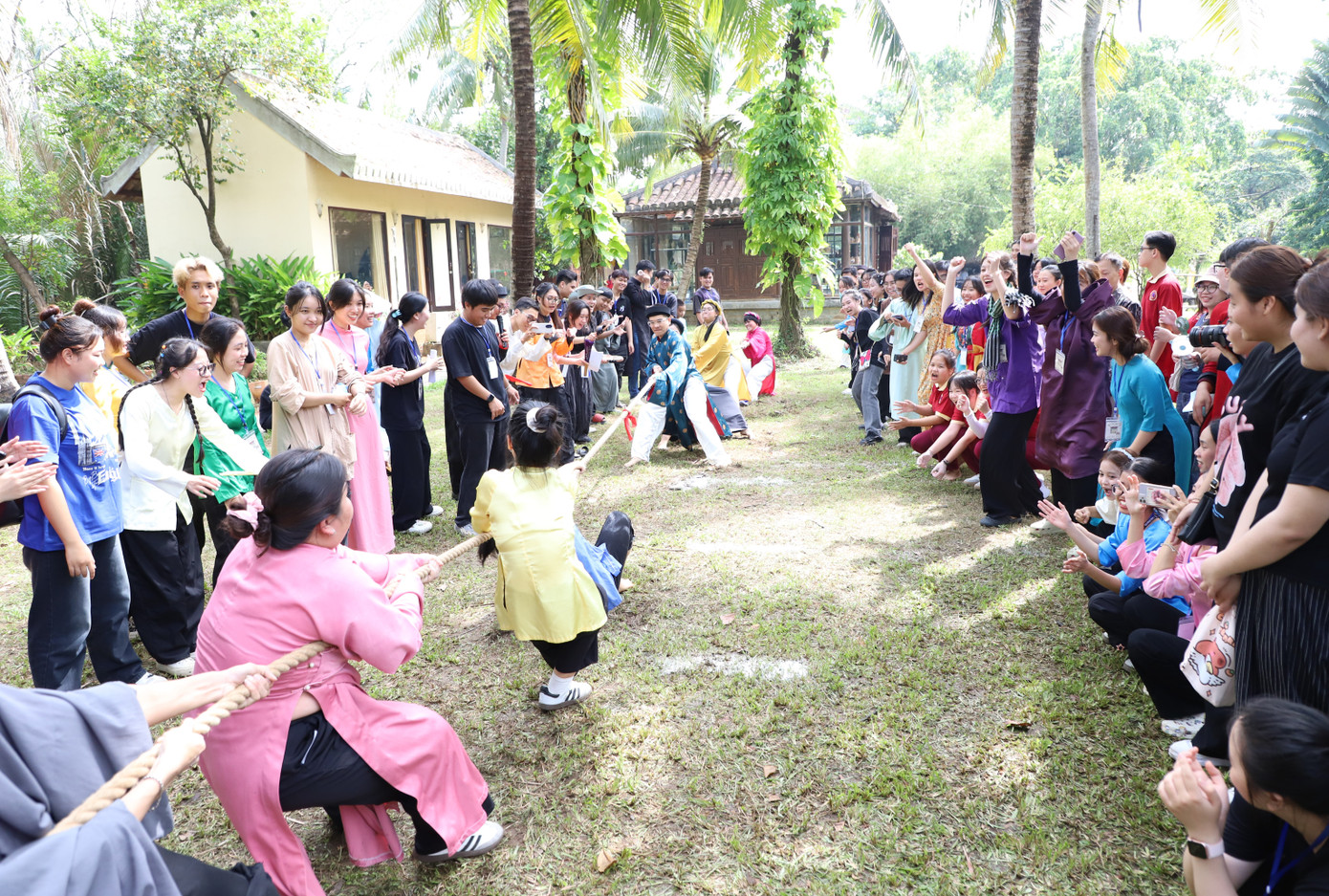 Bạn trẻ TPHCM trở về tuổi thơ chơi bắn bi, cướp cờ... | Báo điện tử Tiền Phong