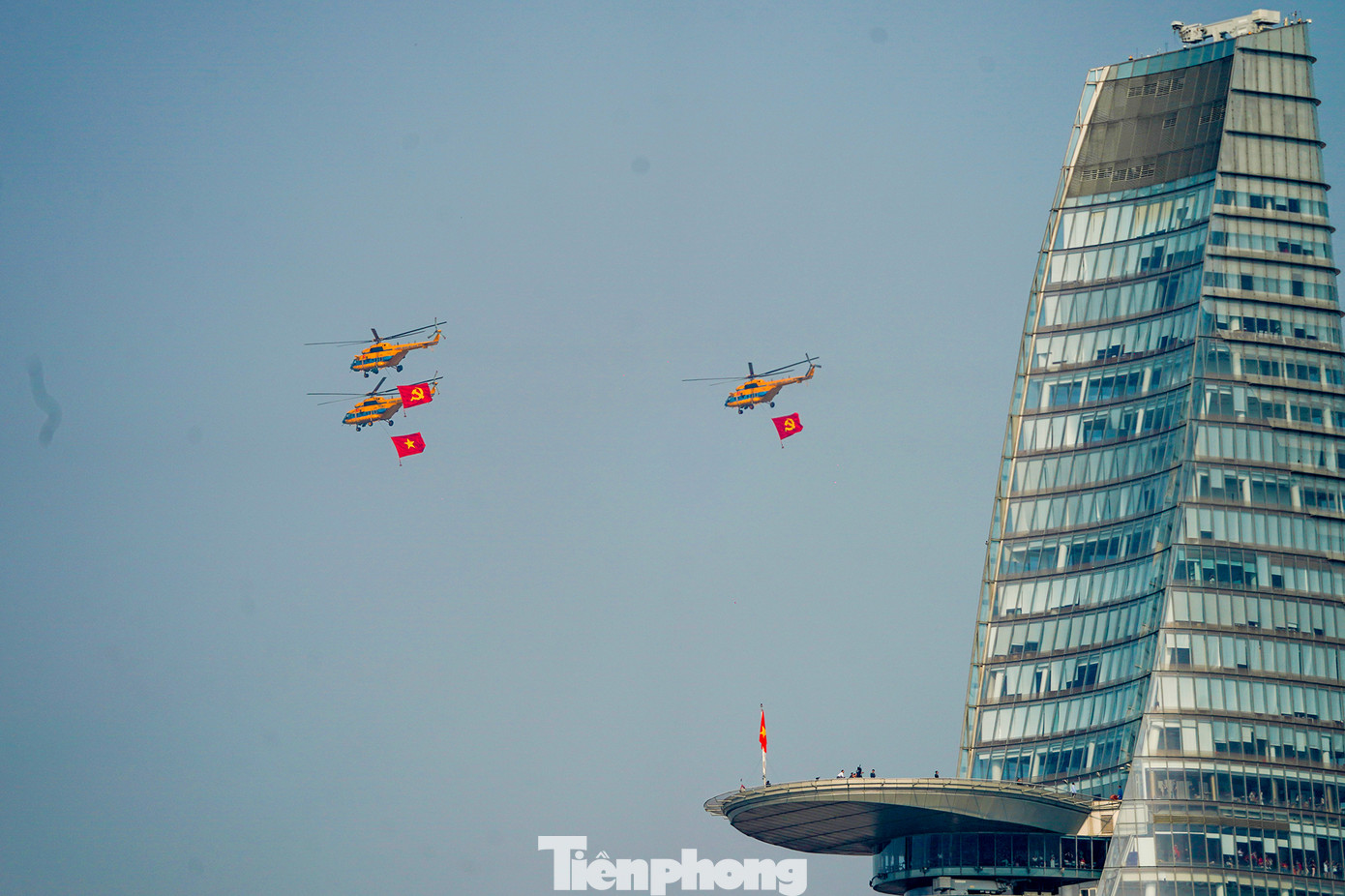 Xem tiêm kích Su-30MK2, Yak-130, trực thăng Mi trình diễn trong đại lễ 30/4 | Báo điện tử Tiền Phong