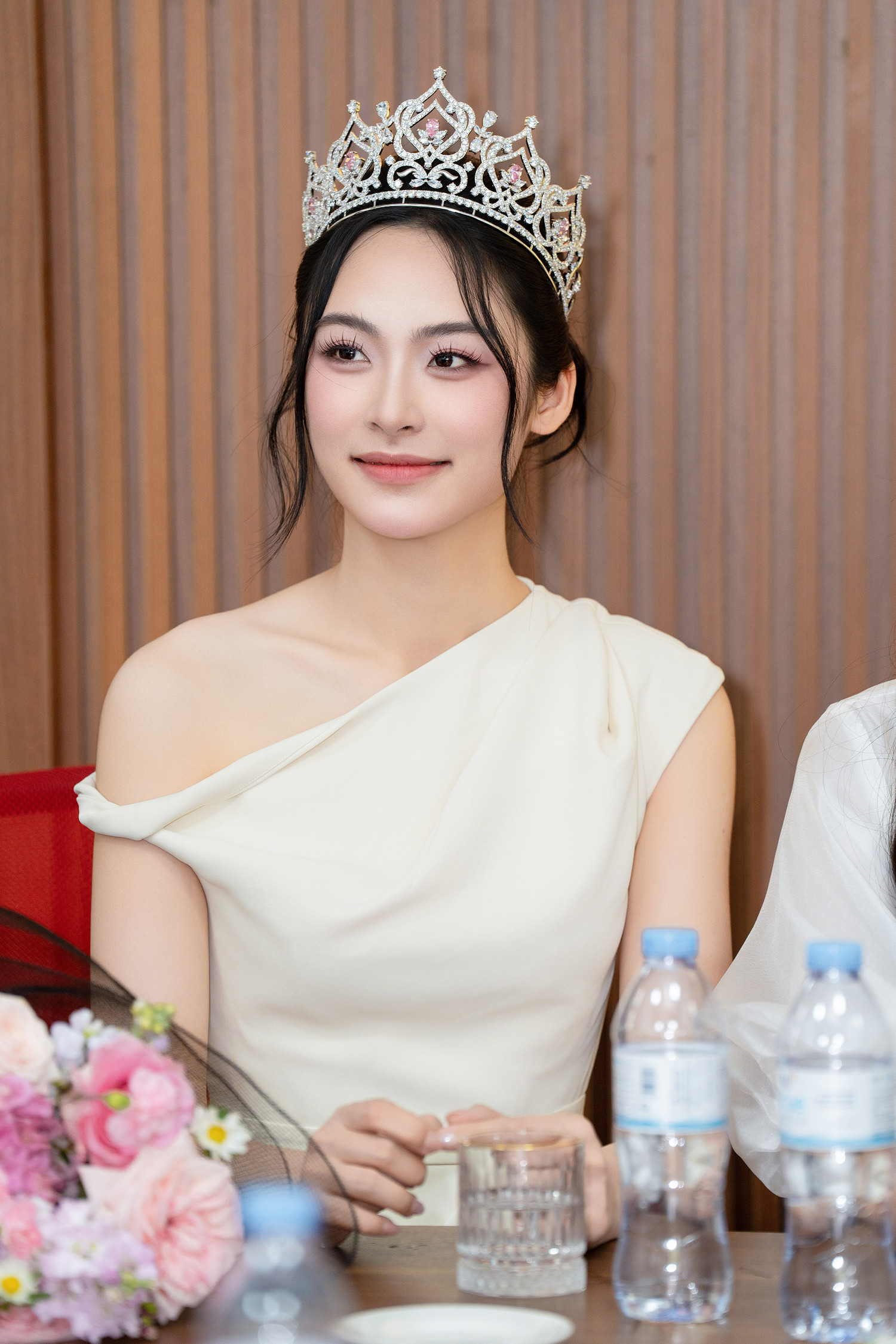 Cận nhan sắc Hoa hậu Hà Trúc Linh, Á hậu Châu Anh, Vân Nhi sau 3 ngày đăng quang | Báo điện tử ...