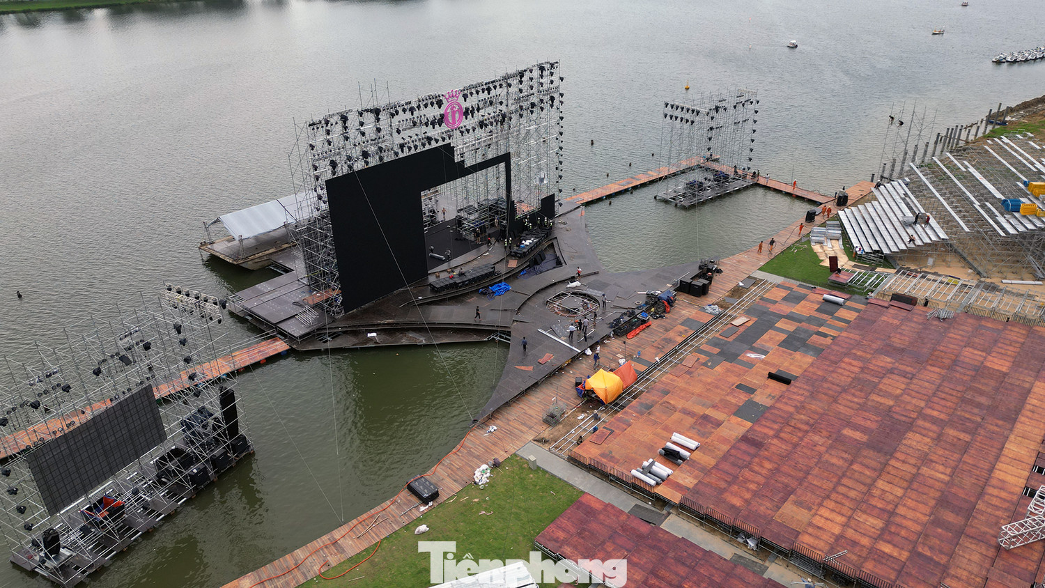 Sân khấu thực cảnh trên mặt nước của chung kết Hoa hậu Việt Nam 2024 ...