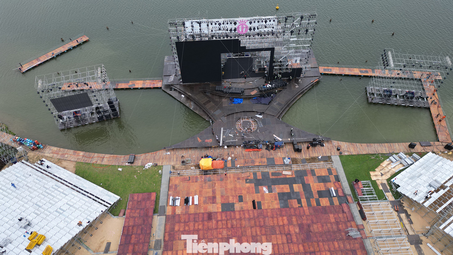 Sân khấu thực cảnh trên mặt nước của chung kết Hoa hậu Việt Nam 2024 ...