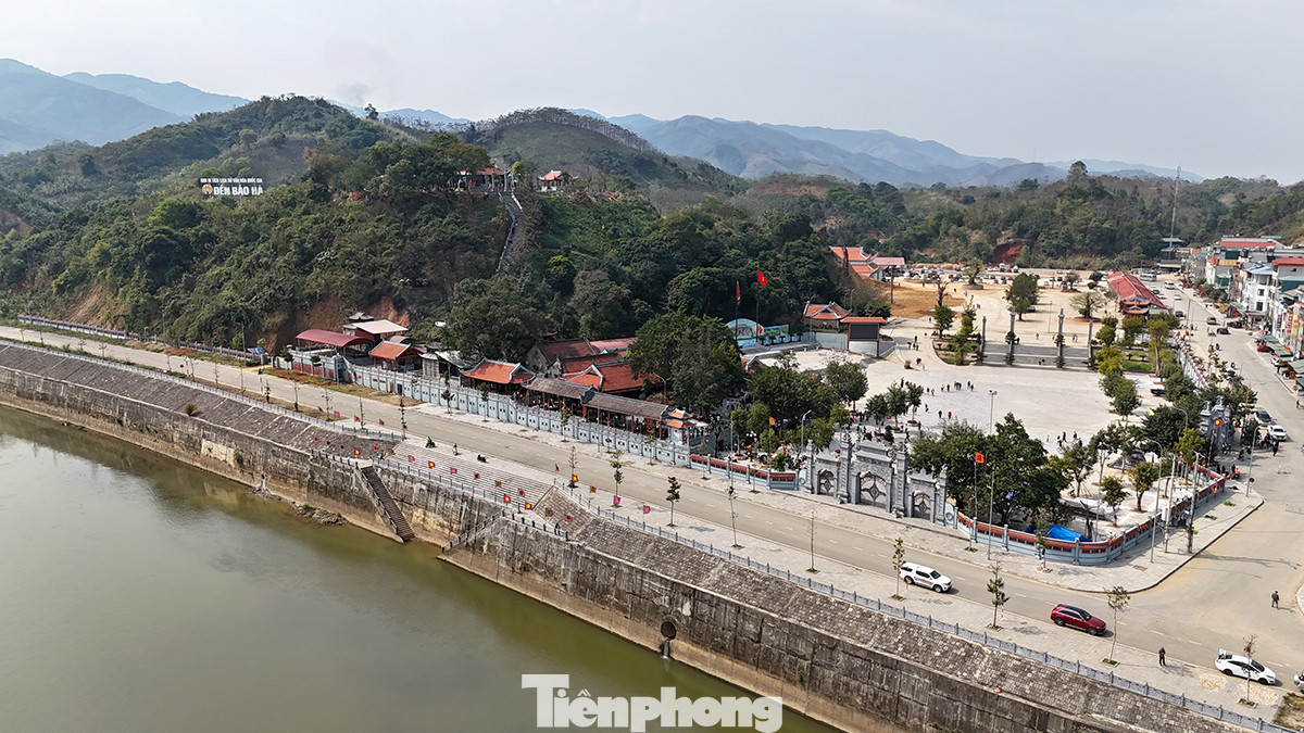 Đầu xuân, đền ông Hoàng Bảy nhộn nhịp du khách thập phương | Báo điện ...