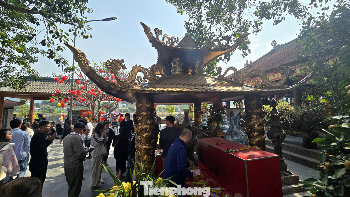 Đầu xuân, đền ông Hoàng Bảy nhộn nhịp du khách thập phương | Báo điện ...