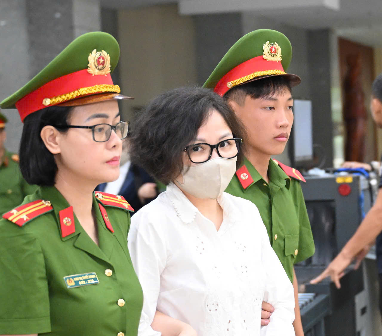 Cảnh sát dẫn giải nhóm cựu lãnh đạo Tập đoàn FLC, HOSE đến tòa phúc ...