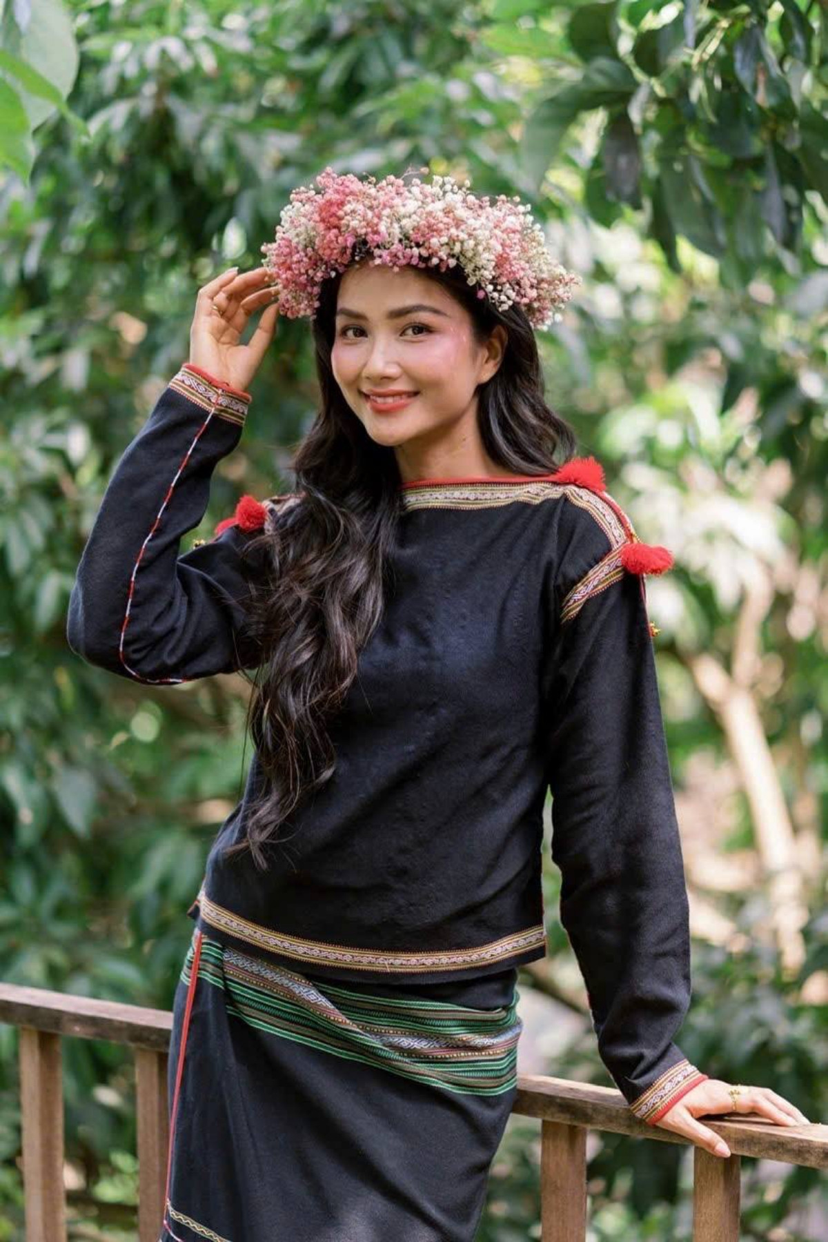 Hoa hậu H’Hen Niê mặc trang phục dân tộc Êđê trong tiệc cưới tại quê ...