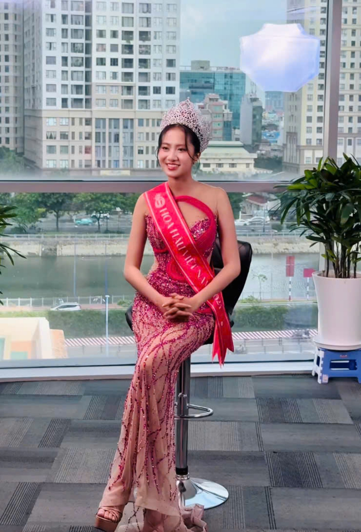 Hoa hậu Thanh Thủy, Hà Trúc Linh khoe nhan sắc yêu kiều trong cùng một thiết kế | Báo điện tử ...