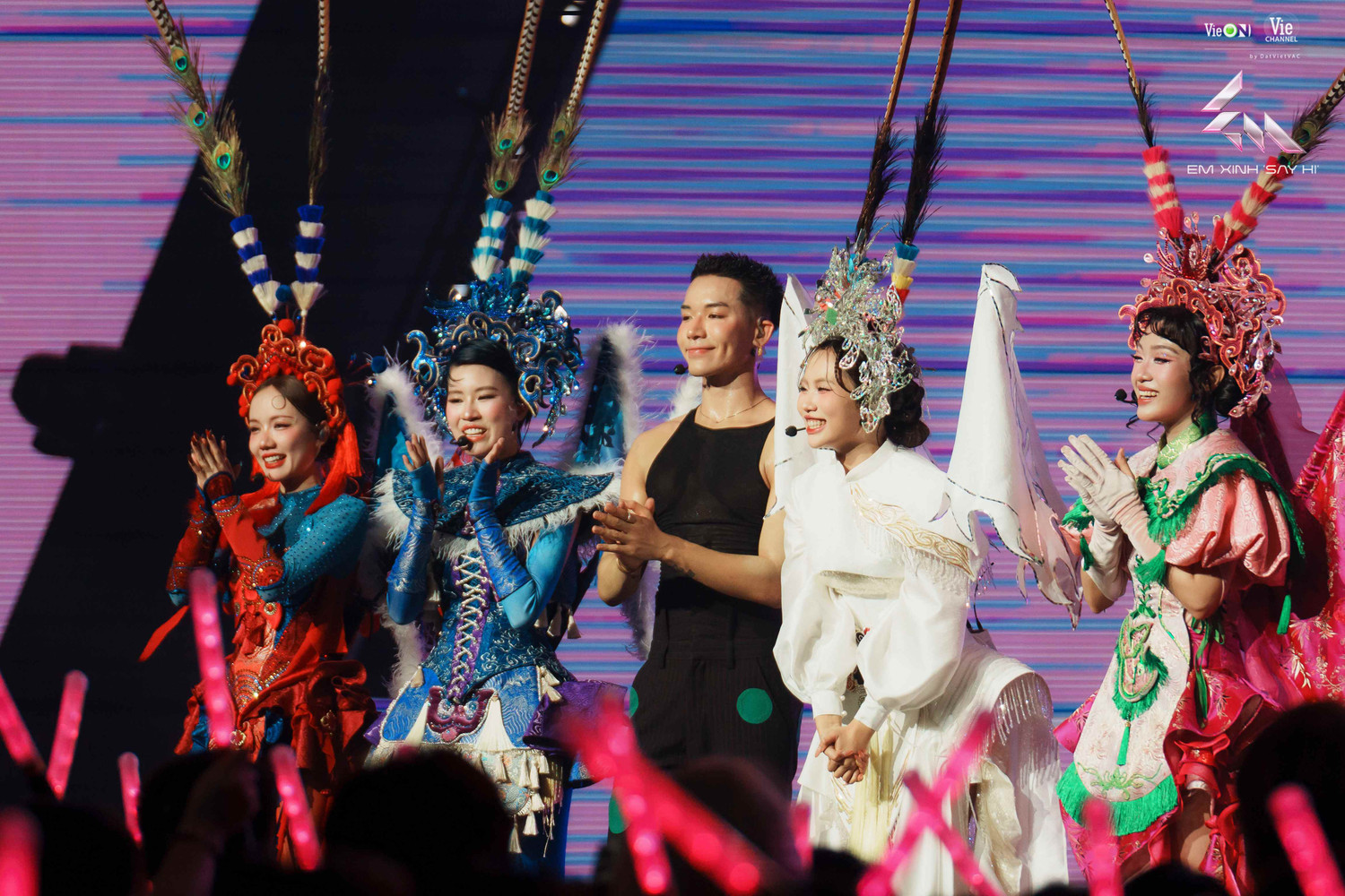 Em Xinh Say Hi - Live Stage 2: Đủ món chiêu đãi nhưng thiếu gia vị "gây nghiện" | Báo điện tử ...