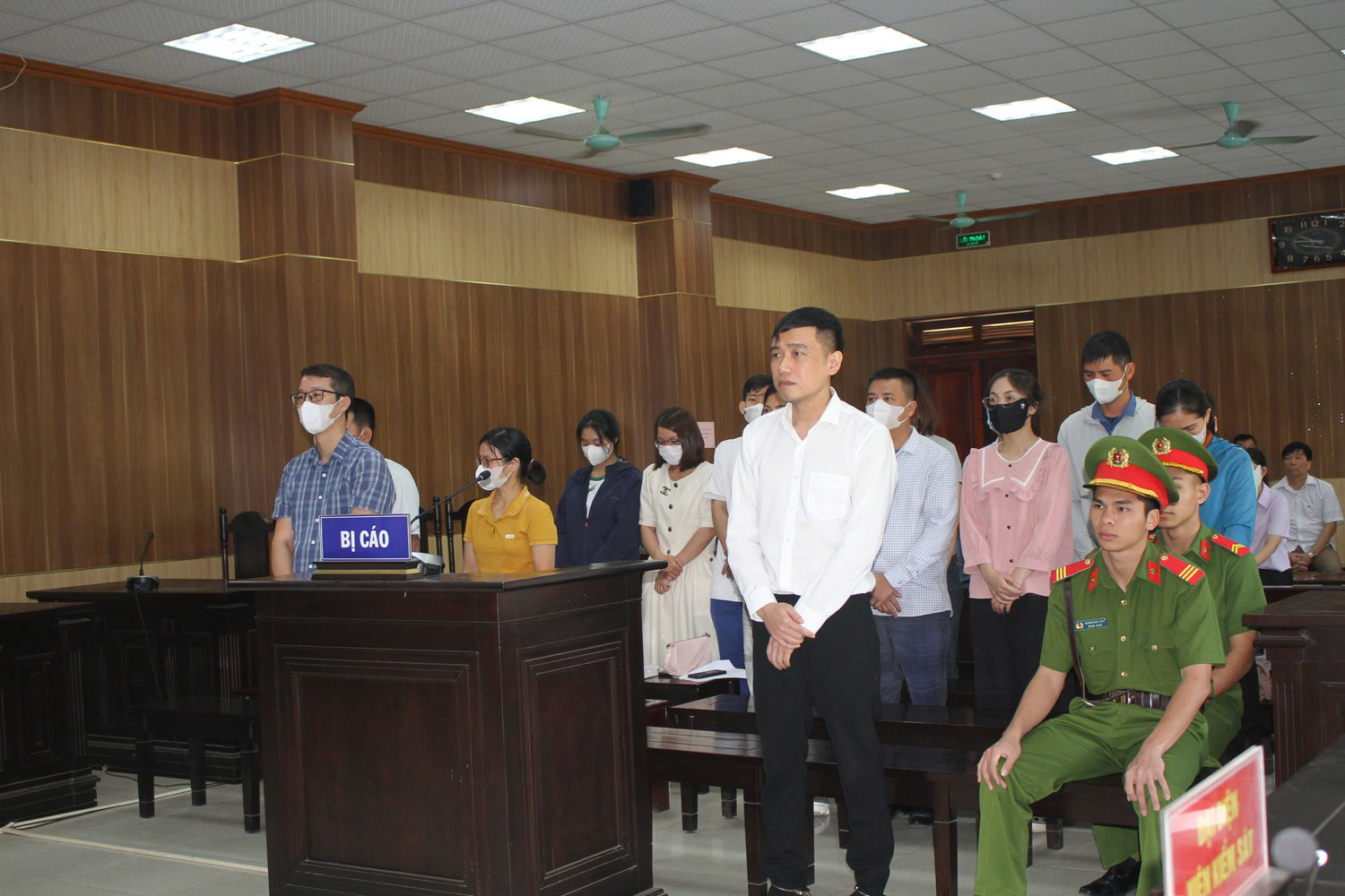 Thủ đoạn 'đẩy' dân gặp 'cò' của nhóm cán bộ chi nhánh văn phòng đăng ký ...