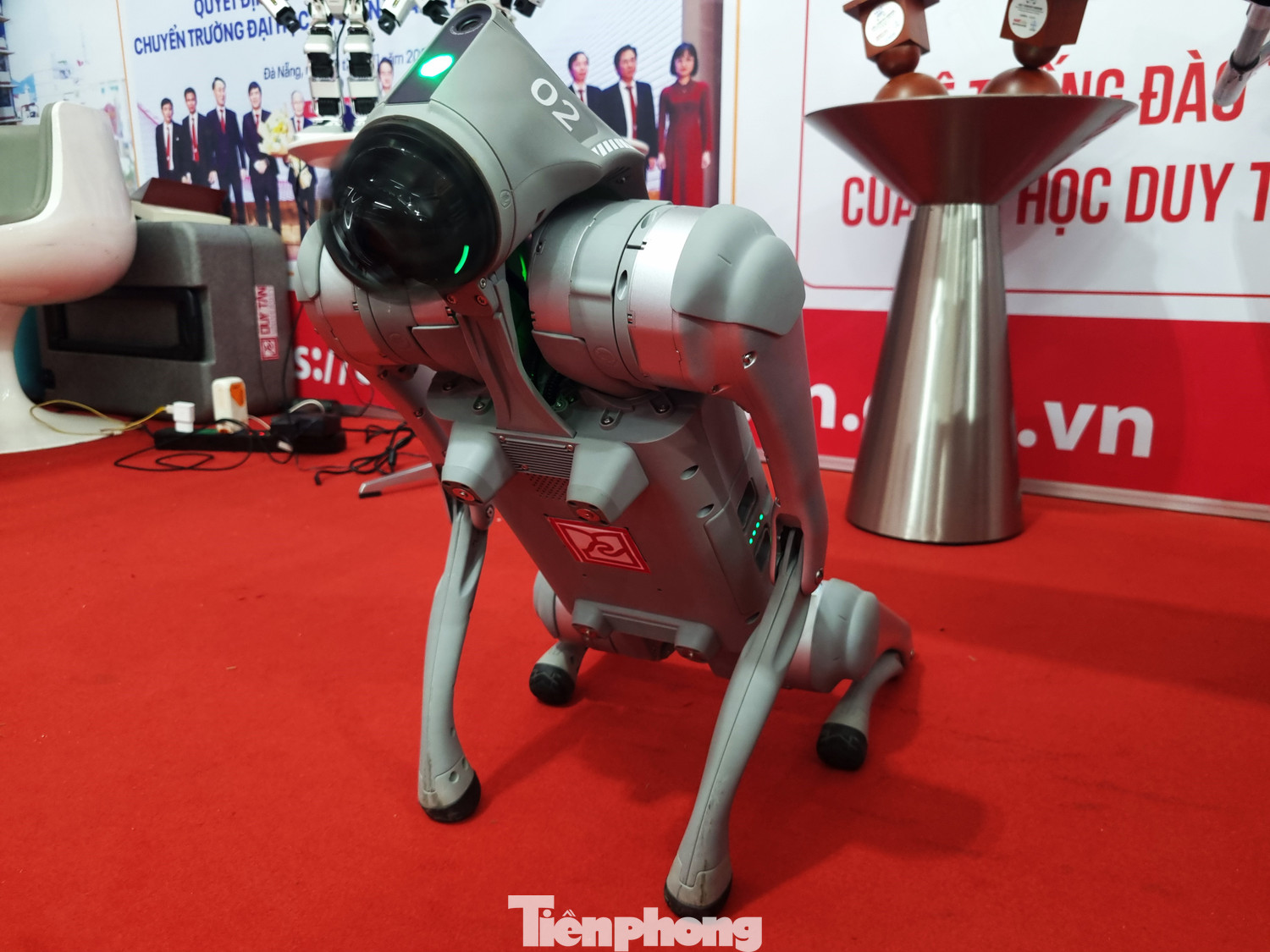 Chó robot 'vờn' chó nghiệp vụ gây sốt ở Đà Nẵng | Báo điện tử Tiền Phong