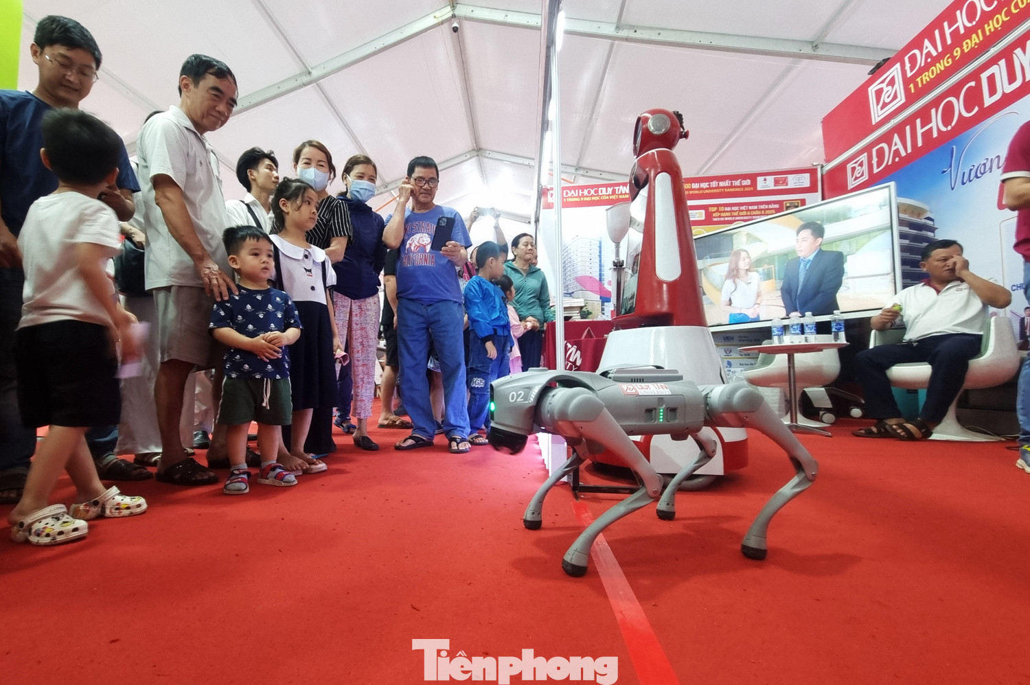 Chó robot 'vờn' chó nghiệp vụ gây sốt ở Đà Nẵng | Báo điện tử Tiền Phong