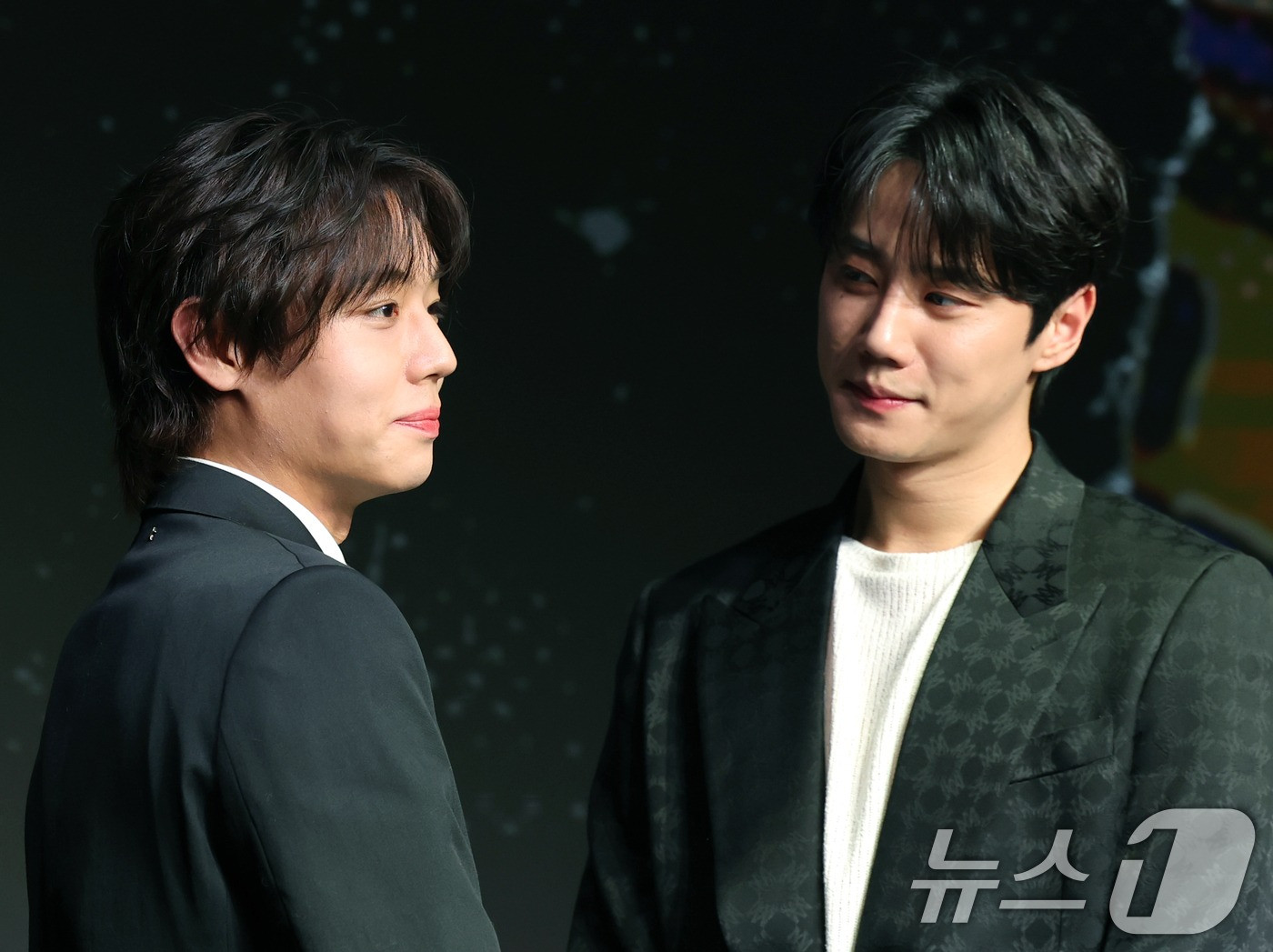 Weak Hero 2: Jihoon - Lee Jun Young trên phim đối đầu, ngoài đời lại "tình cảm" | Báo điện tử ...