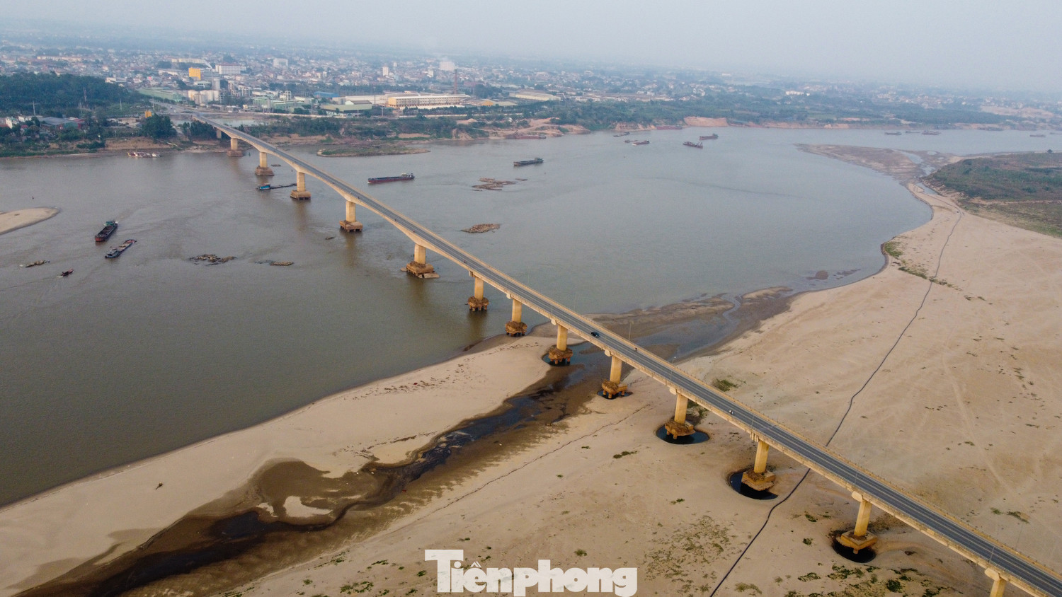 Tàu thuyền mắc cạn, cầu nghìn tỷ trơ móng giữa lòng sông Hồng, sông Đà ...