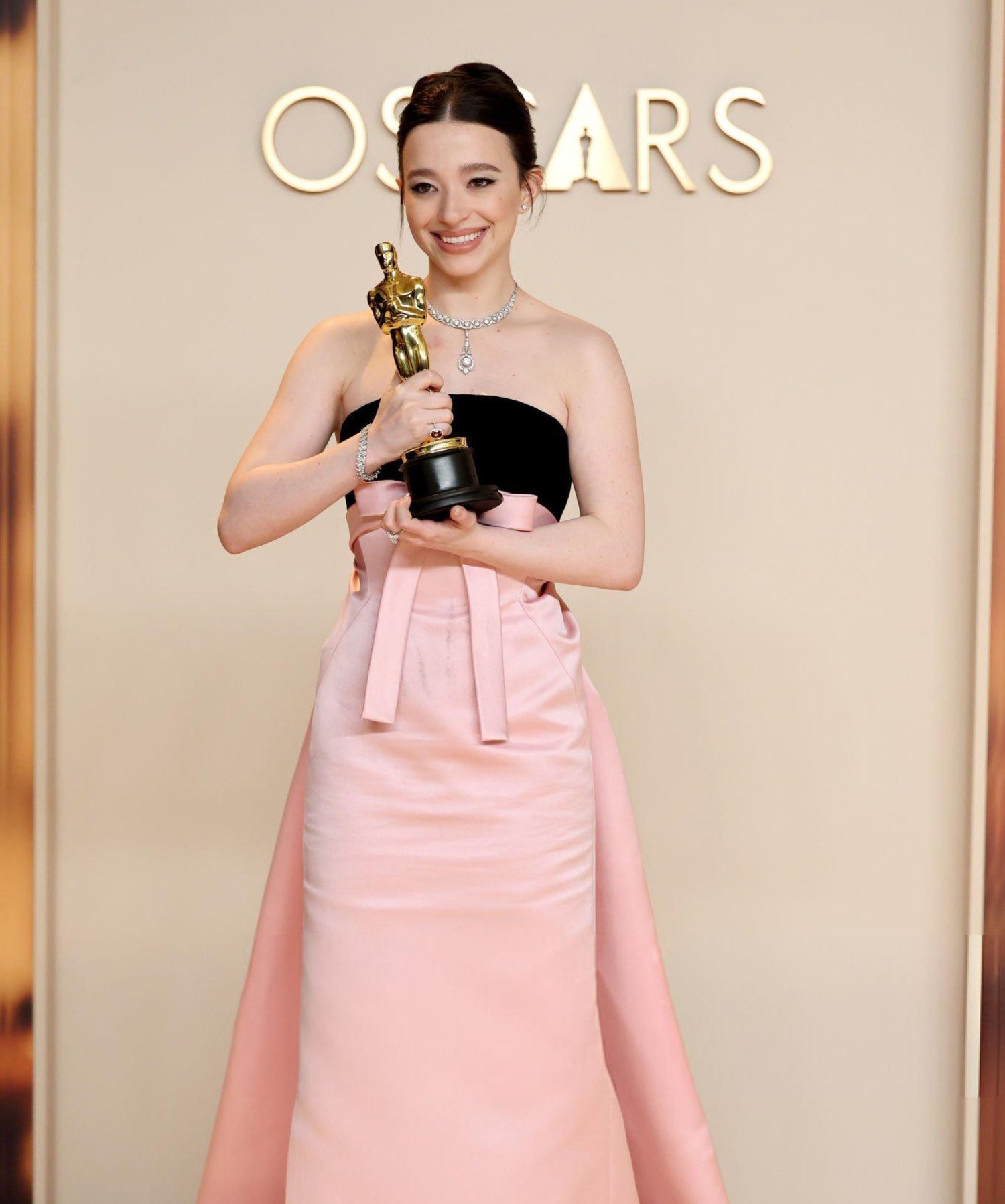 Nữ chính "Anora" Mikey Madison bị chỉ trích sau khi nhận tượng vàng ...