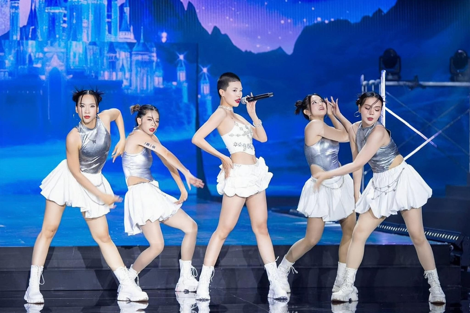 Pháo khoe thần thái cực slay bên cạnh dàn người đẹp Miss Universe ...