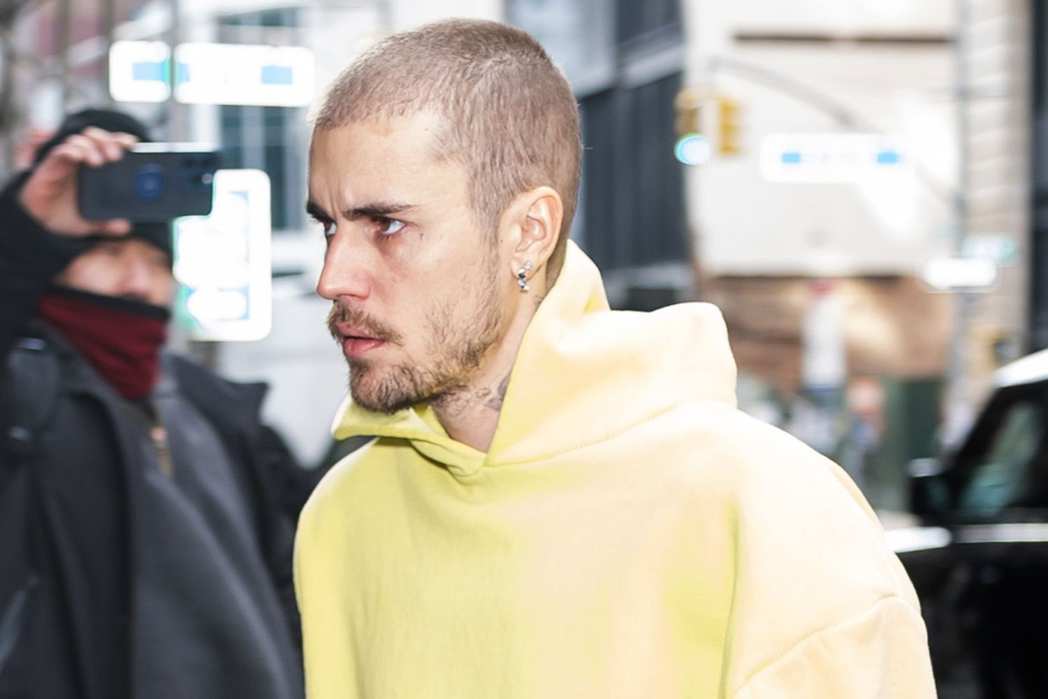 Hailey Bieber hôn "trai lạ": Người hâm mộ tá hỏa vì không nhận ra ...
