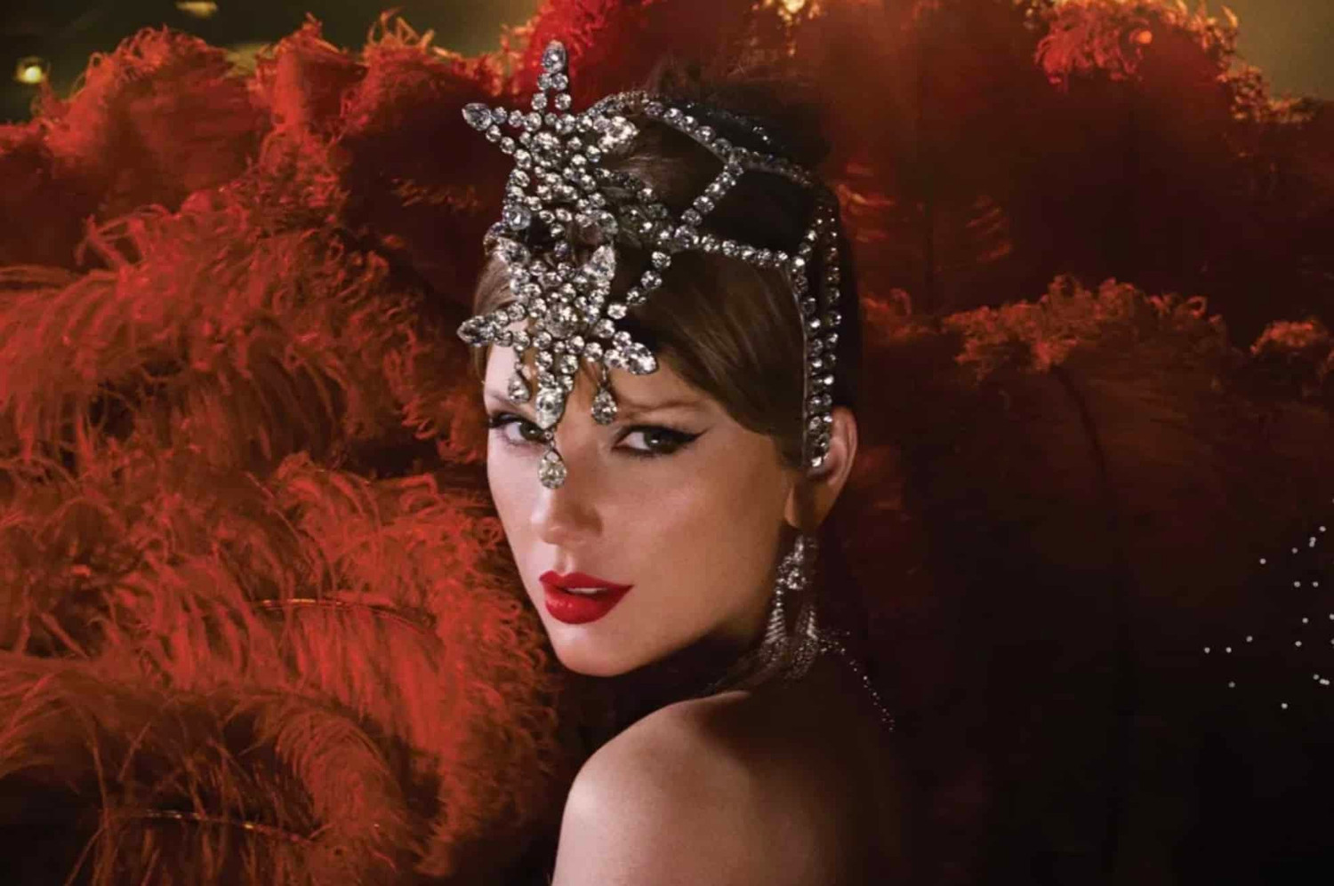 The Life of a Showgirl: Có gì phía sau ánh đèn sân khấu của Taylor ...