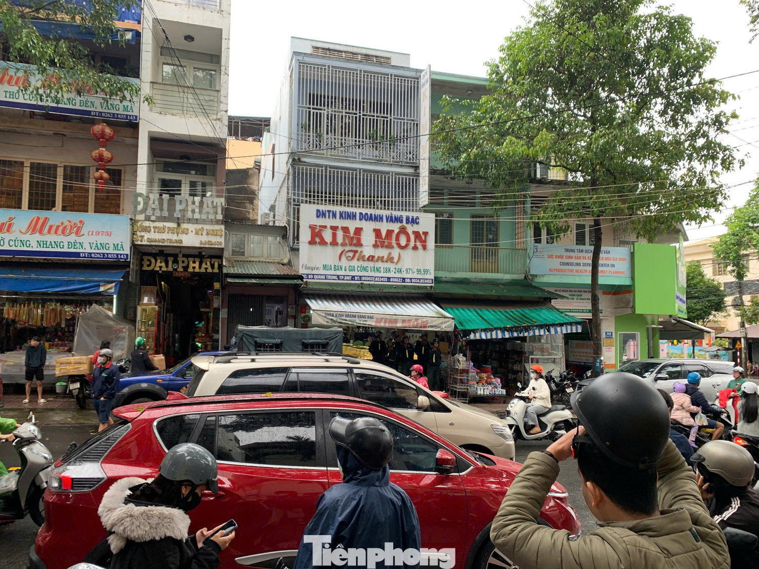 Công an xuất hiện tại tiệm vàng Kim Môn nổi tiếng tại Đắk Lắk | Báo ...
