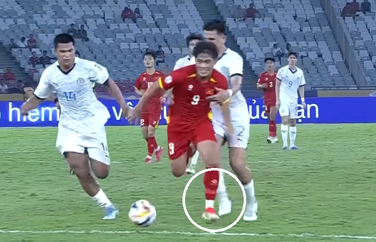Trọng tài rút nhầm thẻ đỏ ở trận U23 Việt Nam thắng U23 Philippines | Báo điện tử Tiền Phong