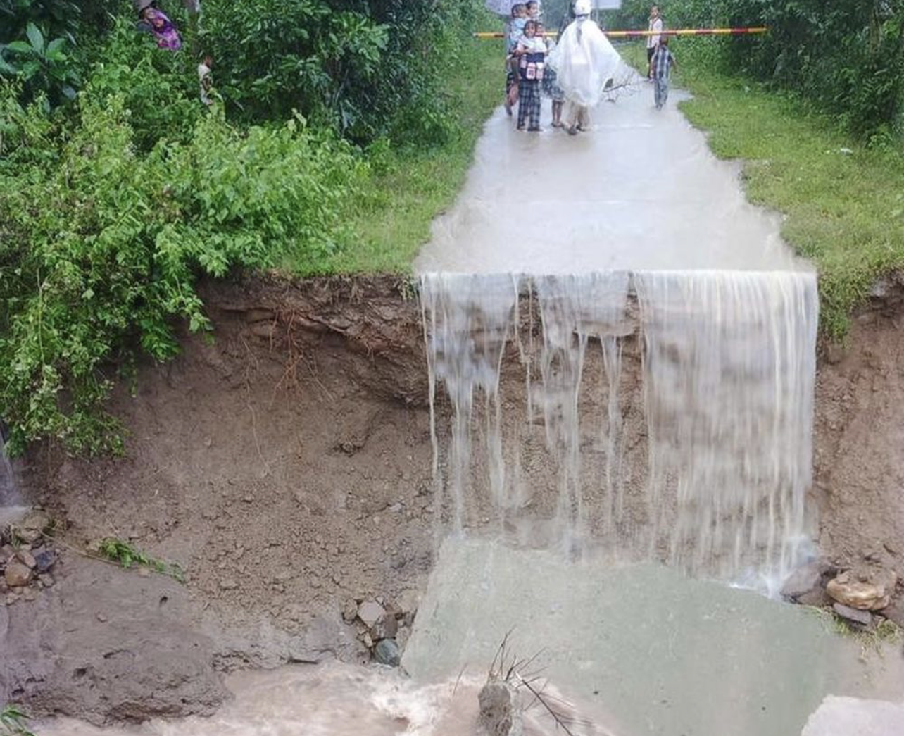 Sập cống liên hợp ở La Lay, nhiều hộ dân bị cô lập | Báo điện tử Tiền Phong