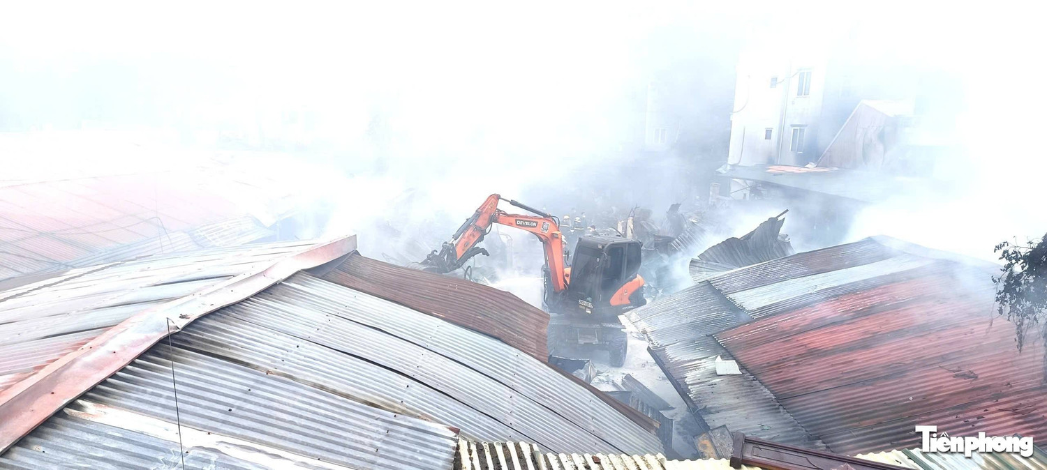 Cháy chợ Xanh Định Công: Người dân hợp sức nâng cửa cuốn cứu nhiều ...