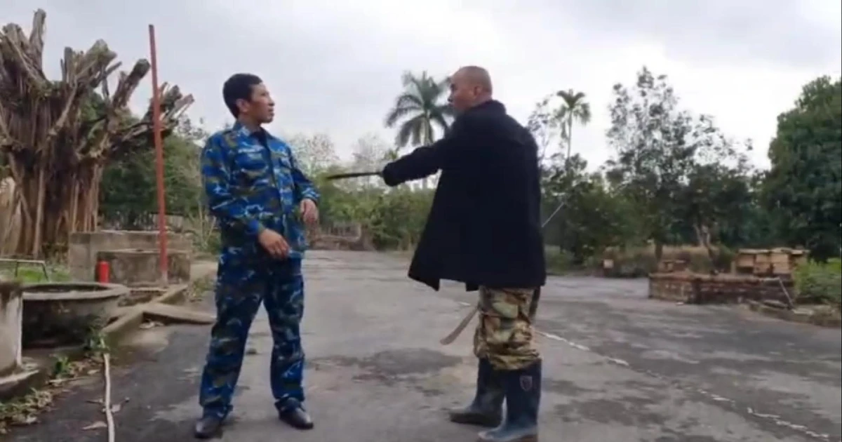 [CLIP] Đối tượng chiếm đất cầm 'song đao' đe dọa cán bộ ở Hà Nội | Báo ...