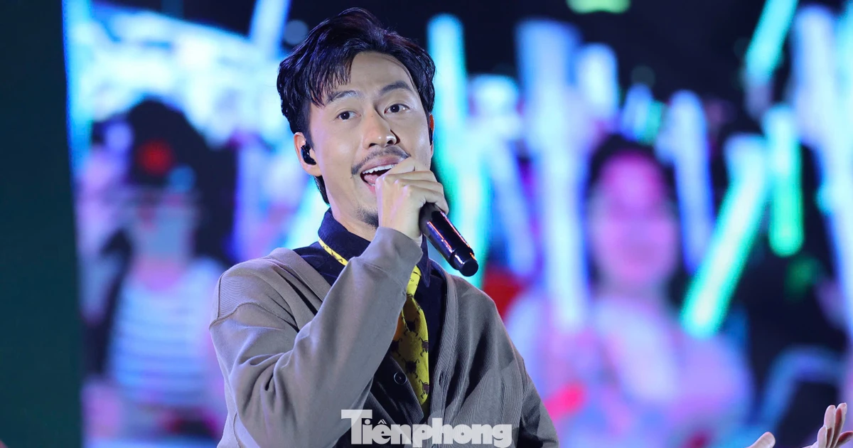 Rapper Đen khiến sân vận động Đại học Bách khoa bùng nổ | Báo điện tử ...