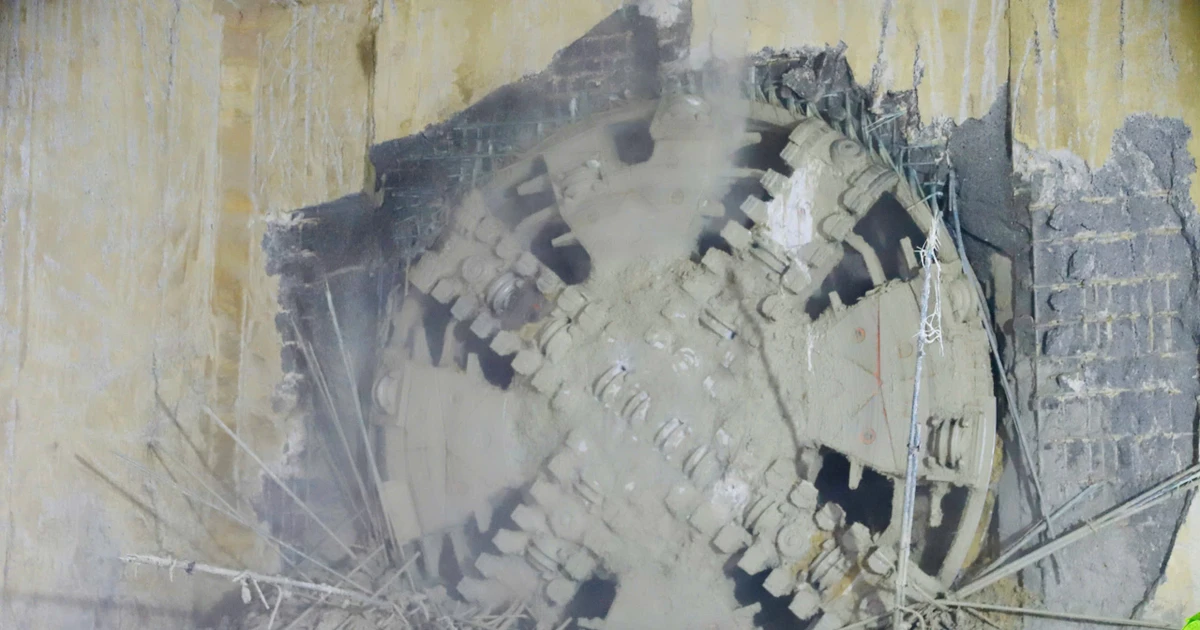 Khoảnh khắc robot TBM 'Thần tốc' xuyên lòng đất tiến vào ga S10-Cát ...