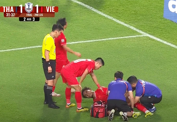 Tình huống khiến Xuân Son chấn thương nặng phải đi cấp cứu, nghi bị gãy chân | Báo điện tử Tiền ...