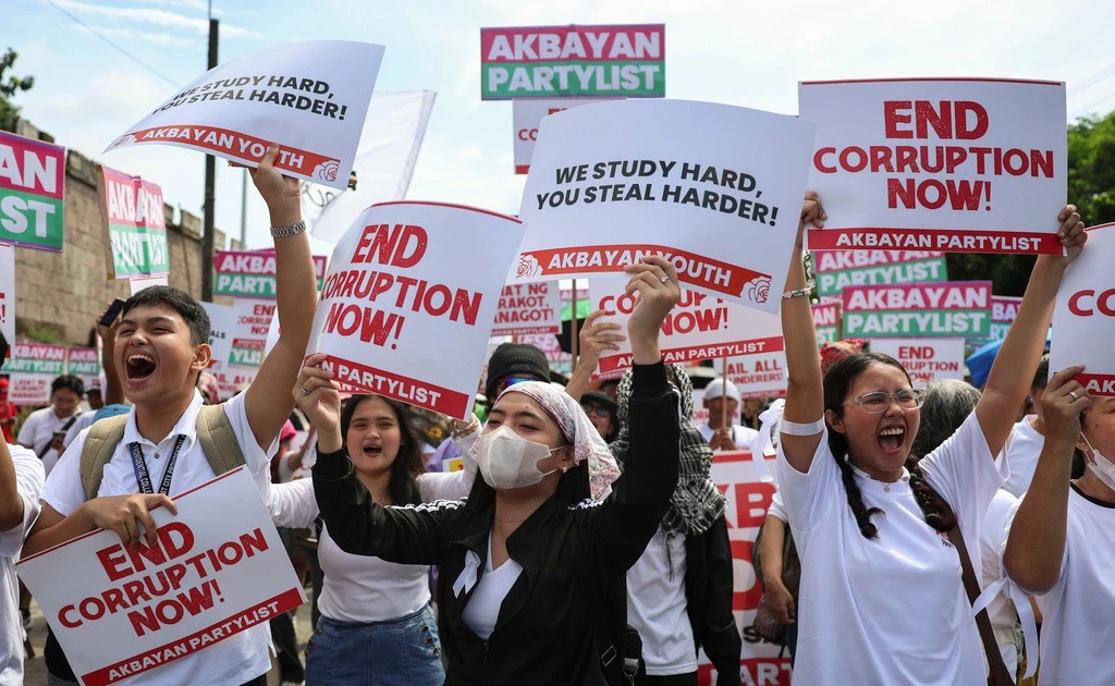 Người biểu tình Philippines ném đá vào cảnh sát bảo vệ dinh tổng thống ...