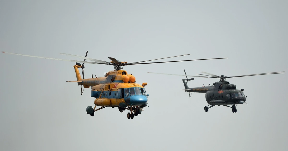 Hợp luyện đội hình 10 chiếc trực thăng kéo cờ Đảng, cờ Tổ quốc trên bầu ...